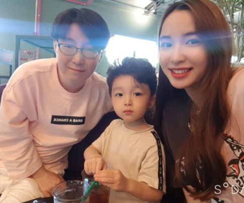 Gái xinh Bình Phước qua Hàn làm diễn viên, lấy chồng hơn 16 tuổi, sinh con trai được bố chồng ...